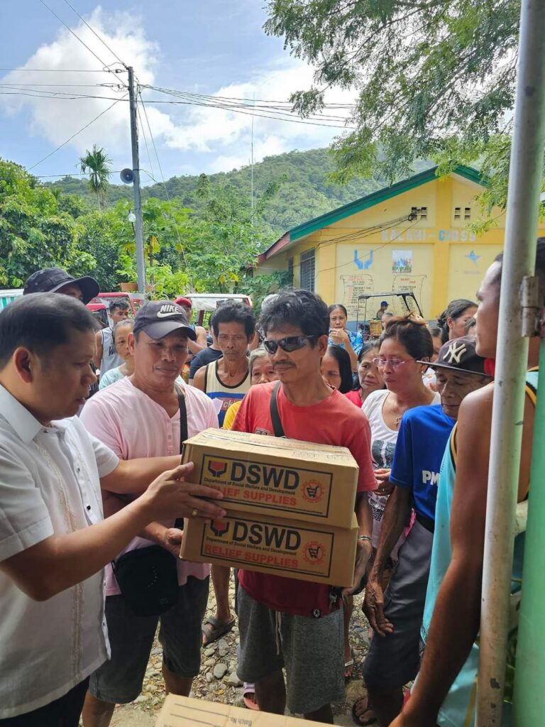 DSWD Bicol, nag-abot ng tulong sa mga mangingisdang apektado ng Shear ...