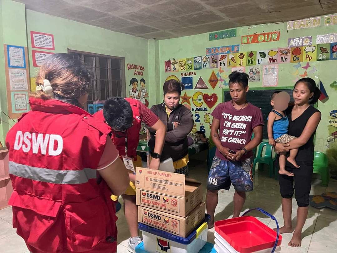 DSWD Bicol, nagpaabot ng tulong sa pamilyang apektado ng sunog DSWD Bicol, nagpaabot ng tulong sa pamilyang apektado ng sunog
