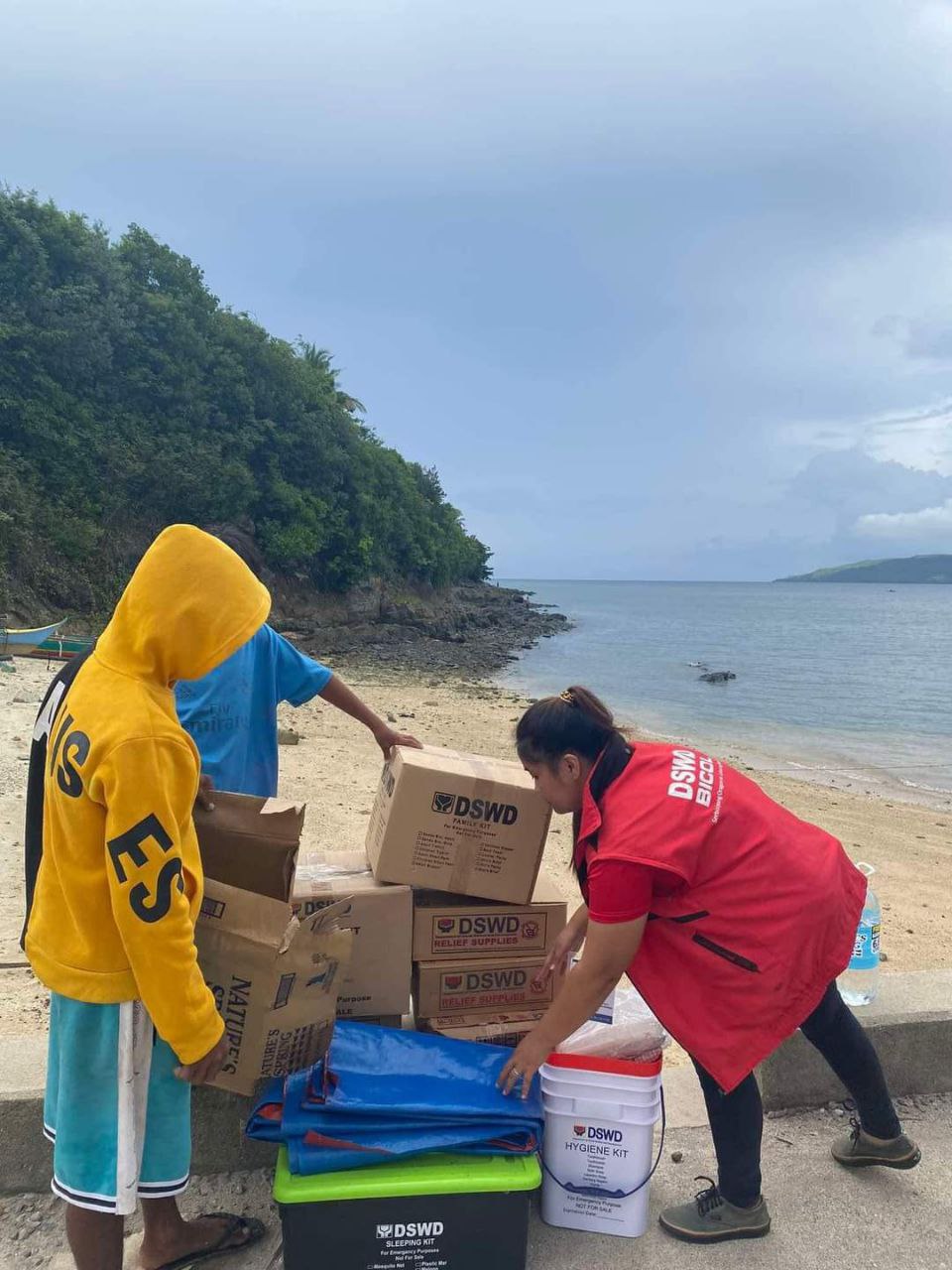 DSWD Bicol, namahagi ng tulong sa pamilyang apektado ng sunog DSWD Bicol, namahagi ng tulong sa pamilyang apektado ng sunog