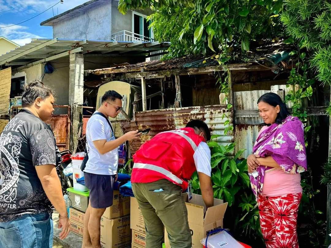 DSWD Bicol, nagpaabot ng agarang tulong sa mga pamilyang nasunugan sa ... DSWD Bicol, nagpaabot ng agarang tulong sa mga pamilyang nasunugan sa ...