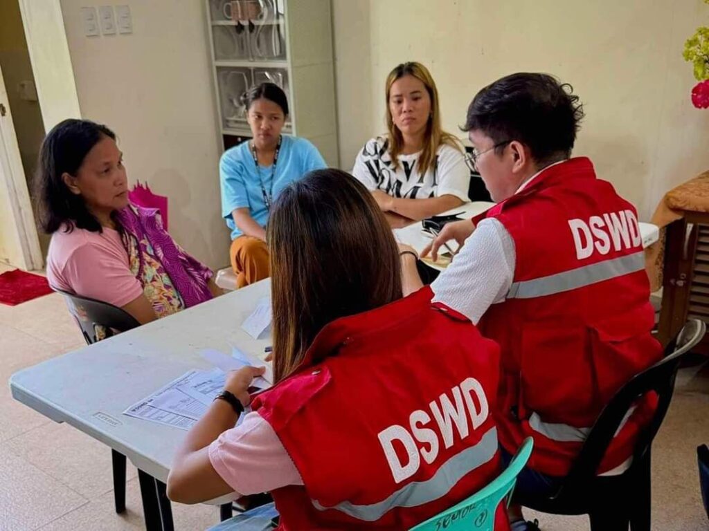 DSWD Bicol, nagpaabot ng agarang tulong sa mga pamilyang nasunugan sa ... DSWD Bicol, nagpaabot ng agarang tulong sa mga pamilyang nasunugan sa ...