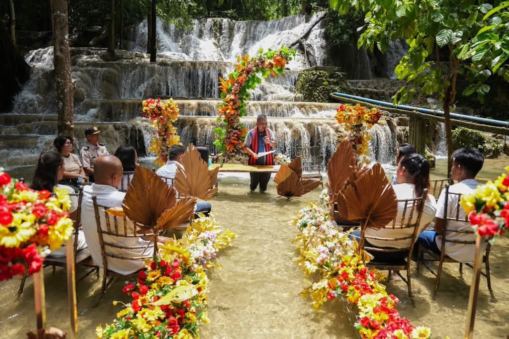 Apat na dating bilanggo, ikinasal sa talon sa loob ng Sablayan Prison