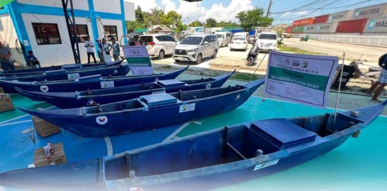 DOLE, Namahagi ng mga bangka at makina sa mga mangingisda ng Tanza sa ...